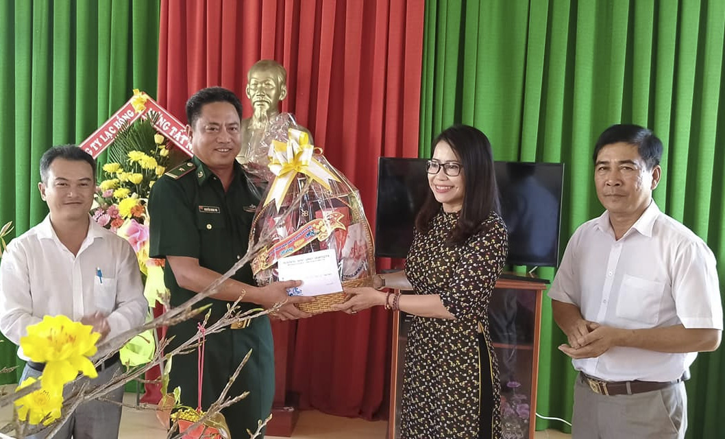 Thăm, tặng quà Tết các đơn vị, cá nhân - Báo Bà Rịa - Vũng Tàu điện tử