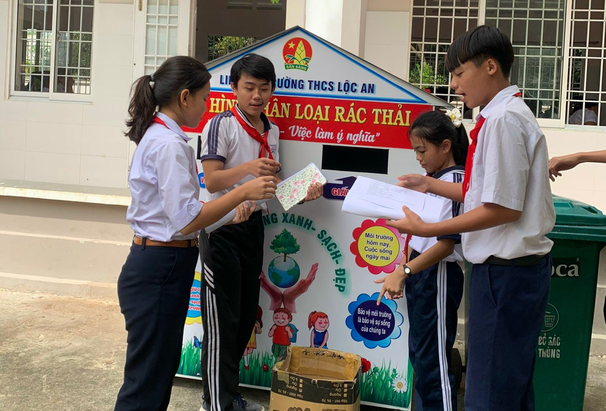 "Ngôi nhà rác" đầy ý nghĩa ở Trường THCS Lộc An - Báo Bà Rịa - Vũng Tàu điện tử