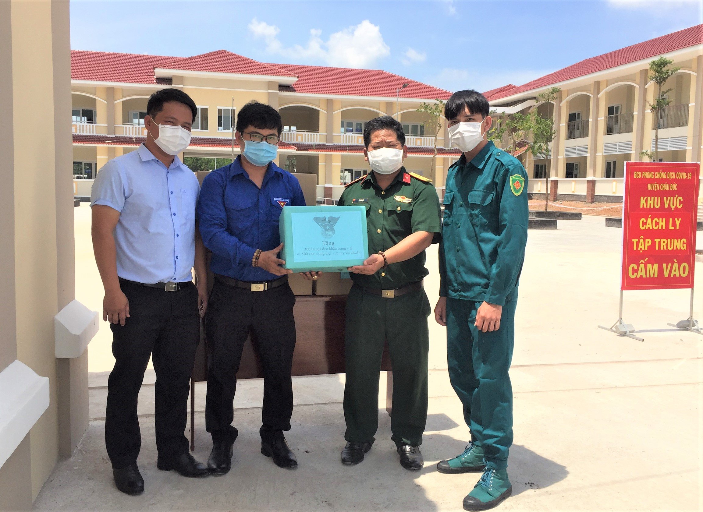 Tặng nước rửa tay sát khuẩn cho khu cách ly - Báo Bà Rịa - Vũng Tàu điện tử